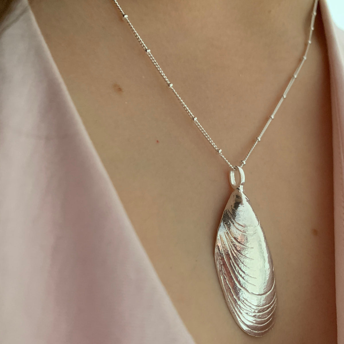 how to make a mussel shell pendant